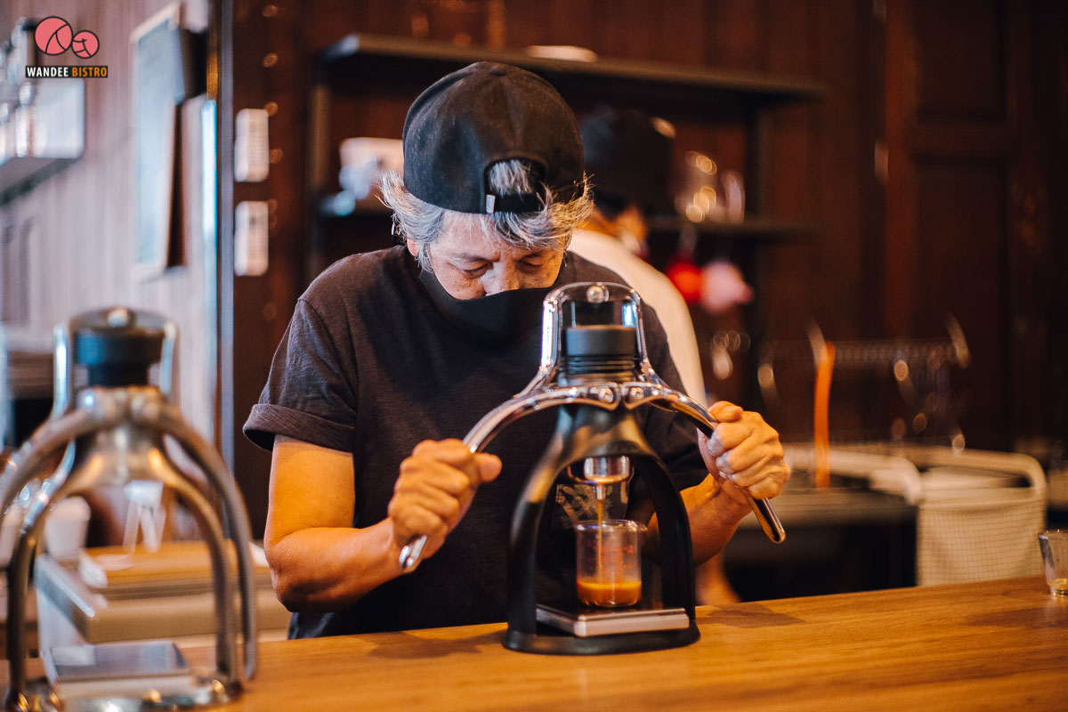 Mother Roaster บาริสต้าวัยเก๋ากับร้านกาแฟสุดคลาสสิค ย่านตลาดน้อย