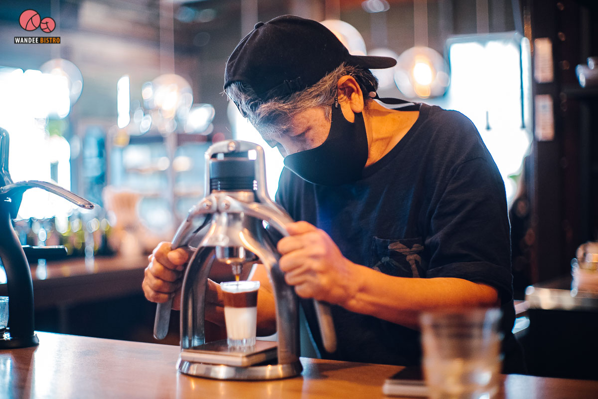 Mother Roaster บาริสต้าวัยเก๋ากับร้านกาแฟสุดคลาสสิค ย่านตลาดน้อย
