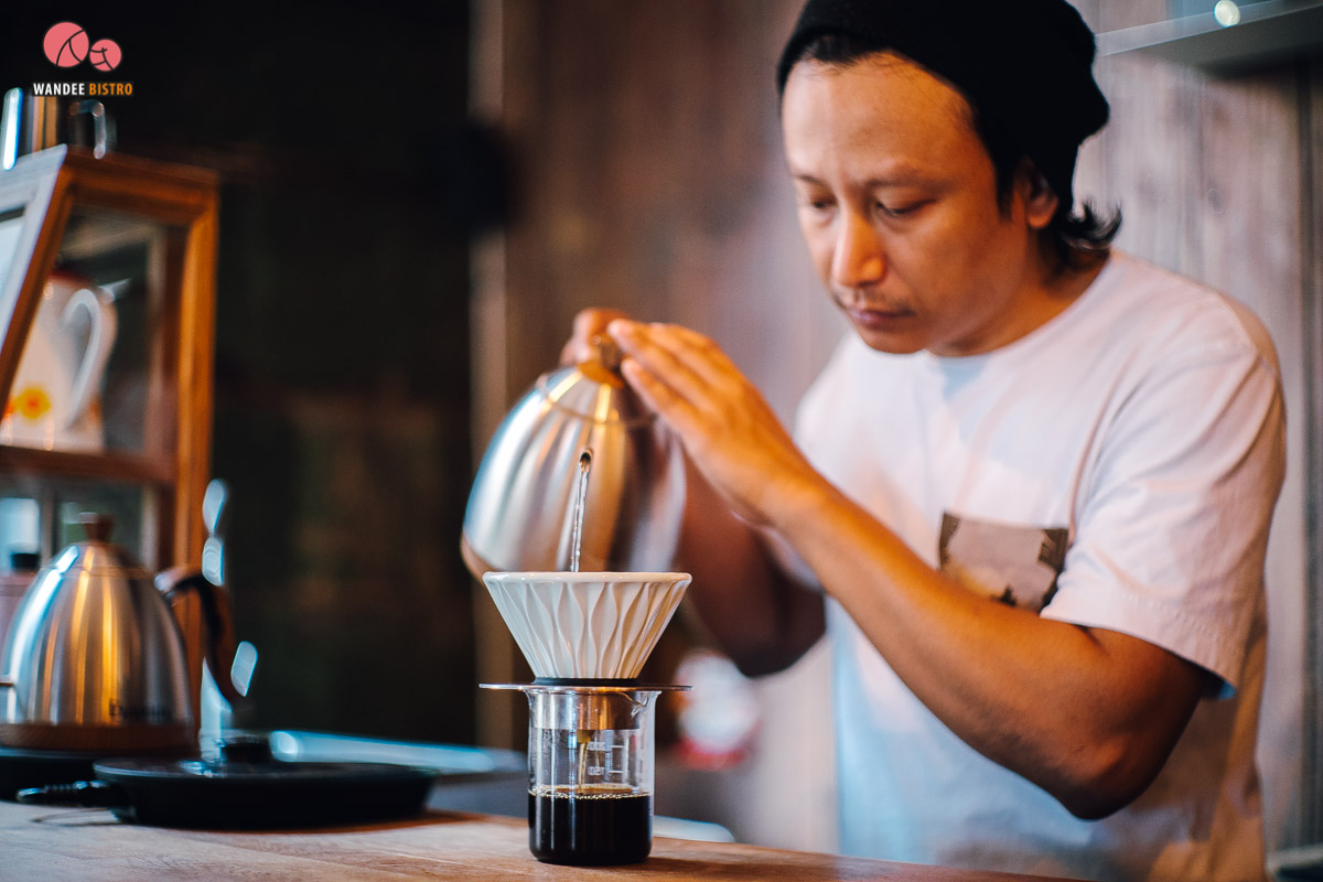 Mother Roaster บาริสต้าวัยเก๋ากับร้านกาแฟสุดคลาสสิค ย่านตลาดน้อย